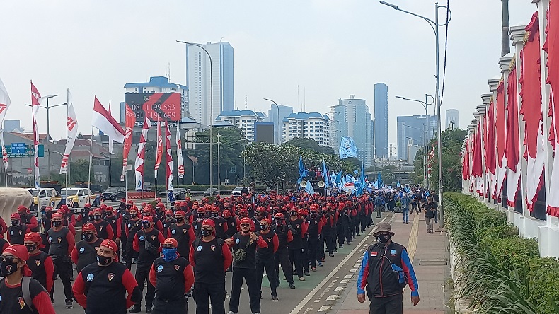 Massa Buruh Mulai Tutup Jalan Gatot Subroto Menuju Gedung DPR