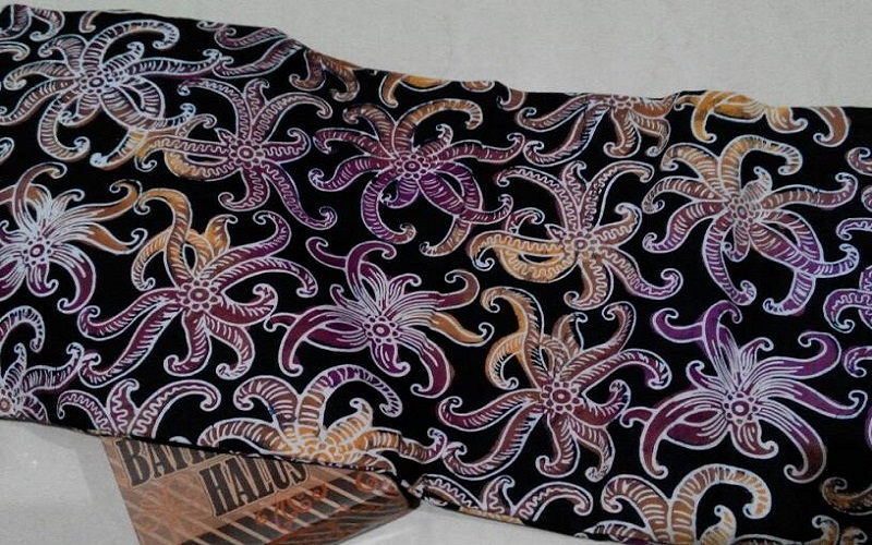 5 Motif Batik Khas Kalimantan Timur Nomor 3 Gambar Senjata Suku Dayak