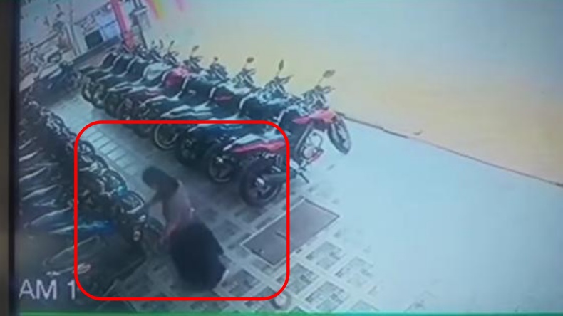 Viral! Emak-Emak Terekam CCTV Curi Motor di Showroom