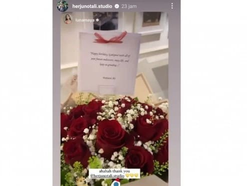 Cie! Luna Maya Dapat Bunga dan Sepucuk Surat dari Herjunot Ali