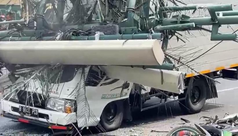 Detik-Detik Mengerikan Truk Tabrak Tiang dan Halte di Bekasi Tewaskan 10 Orang