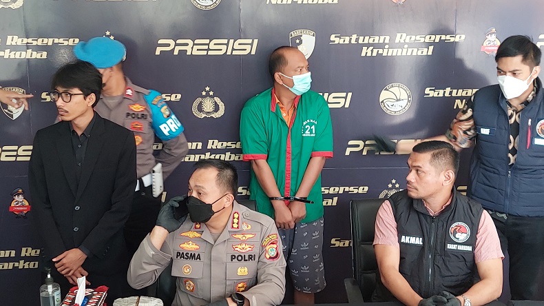 Polisi Tangkap Sopir Truk Pengangkut 6 Karung Ganja yang Akan Diedarkan ... Polisi Tangkap Sopir Truk Pengangkut 6 Karung Ganja yang Akan Diedarkan ...