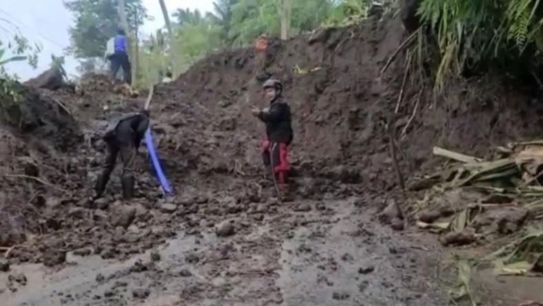 Diguyur Hujan Deras, Tebing Longsor Tutup Jalan Penghubung Antardesa di Brebes