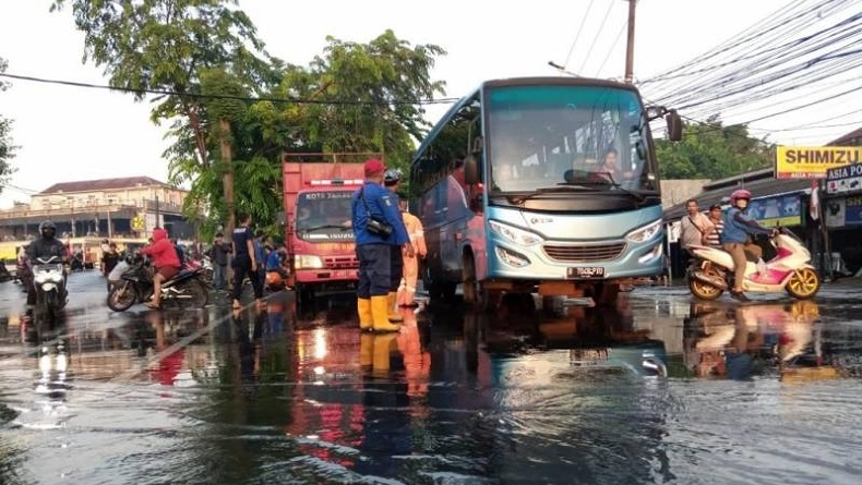 Banjir di Kompleks Ciledug Indah Tangerang Mulai Surut, Kendaraan Bisa ...