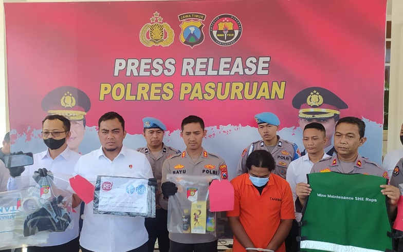 Ini Tampang Tersangka Pengirim Minuman Beracun ke Wartawan di Pasuruan Ini Tampang Tersangka Pengirim Minuman Beracun ke Wartawan di Pasuruan