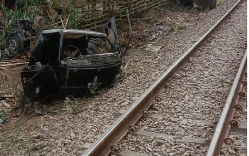 Pikap Ditumpangi Satu Keluarga Tertabrak Kereta Api 2 Tewas 1 Kritis