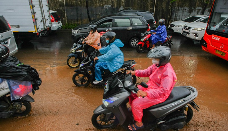 Banjir Surut, Kini Jalan TB Simatupang Jaksel Macet Total dan Dipenuhi Lumpur