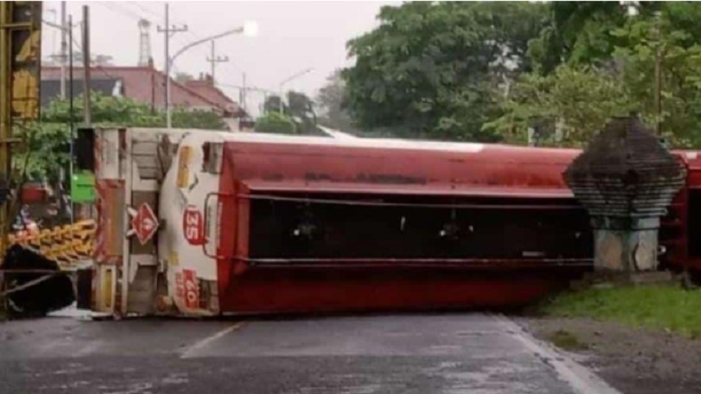 Urine Positif Sabu, Sopir Truk Tangki BBM Terguling di Blitar Ditangkap Urine Positif Sabu, Sopir Truk Tangki BBM Terguling di Blitar Ditangkap