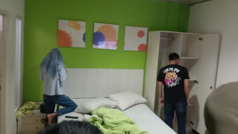 Satpol PP Padang Gerebek Hotel, Ada Perempuan Berhijab Panik sambil Rapikan Baju