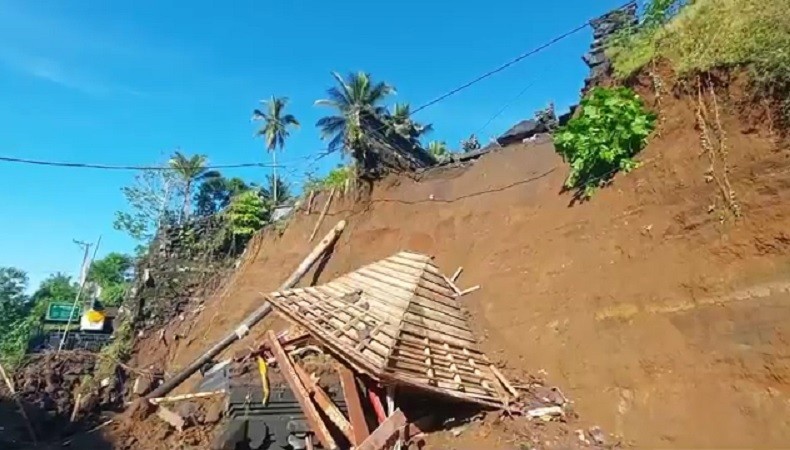 Detik-Detik Pura di Bali Longsor, Tanah Penyangga Digerus Hujan Lebat - Bagian 2