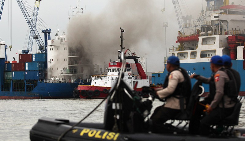 Kapal Kargo Terbakar di Pelabuhan Tanjung Perak
