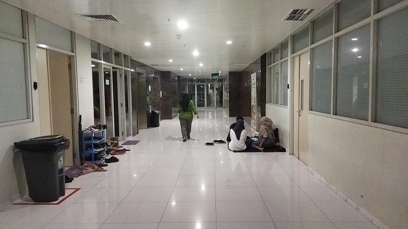 Penampakan Keluarga Tunggu Anak Pasien Gagal Ginjal di Lorong RSCM