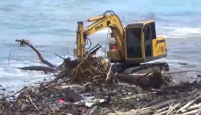 Pantai Kuta Bak Lautan Sampah Dipenuhi Potongan Kayu Berukuran Besar