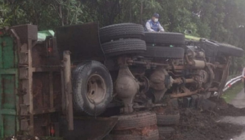 Truk Terguling di Tol Jagorawi, Diduga akibat Sopir Mengantuk
