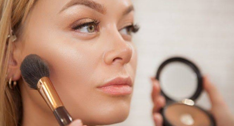 Tips Praktis Touch Up Makeup Kilat, Apa Saja yang Dibutuhkan?