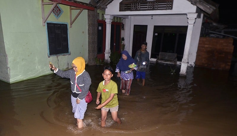 Banjir akibat Luapan Sungai Way Ketibung, Ratusan Orang Mengungsi