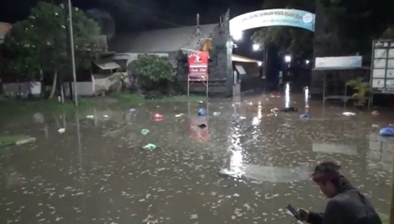 Banjir Rob di Bali, Air Laut Rendam Area Pantai hingga Meluber ke Jalan