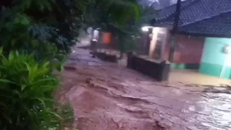 Sungai Cidamar Cianjur Selatan Meluap, 2 Kecamatan Terendam Banjir Sungai Cidamar Cianjur Selatan Meluap, 2 Kecamatan Terendam Banjir