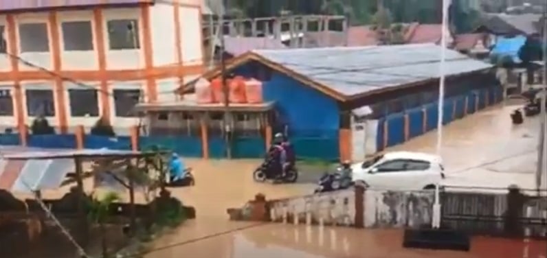 Diguyur Hujan Deras, Sejumlah Ruas Jalan dan Rumah Warga di Mamasa ... Diguyur Hujan Deras, Sejumlah Ruas Jalan dan Rumah Warga di Mamasa ...