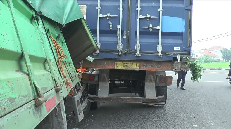 Sopir Berkendara Sambil Menelepon, Mobil Boks Tabrak Truk Trailer di ... Sopir Berkendara Sambil Menelepon, Mobil Boks Tabrak Truk Trailer di ...