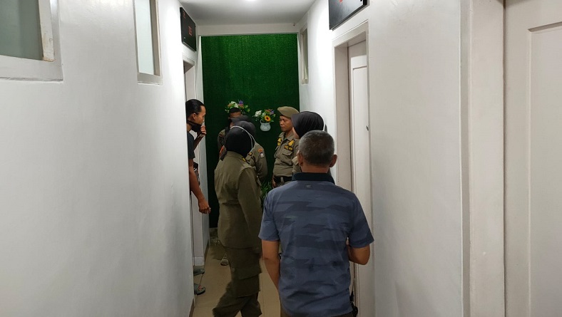 Razia Hotel, 6 Pasangan Bukan Suami Istri Digelandang ke Markas Satpol PP Padang
