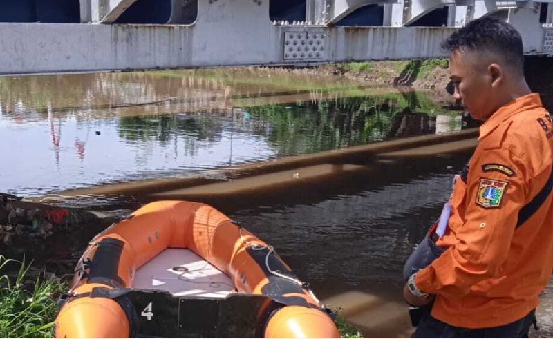 Pencarian Pria Diduga Mabuk Nyebur di Kali Grogol Dilanjutkan, 5 Perahu ...