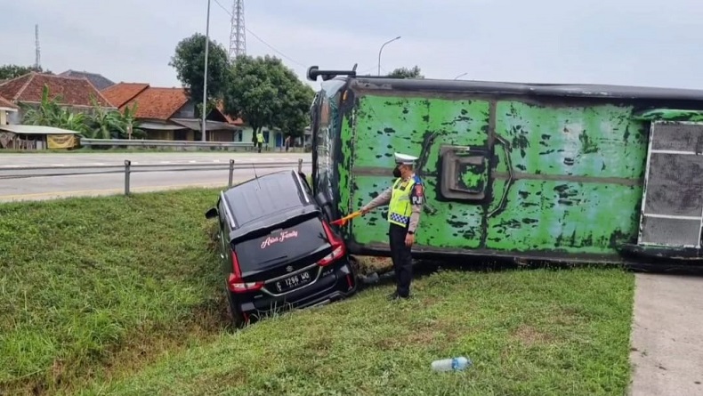Bus Bawa Peziarah Tabrak Ertiga di Tol Cipali Cirebon, 5 Penumpang Luka