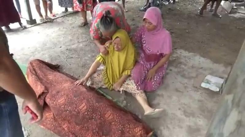 Perempuan Ini Menangis Histeris saat Lihat Ayah Tewas Tergeletak di Sawah