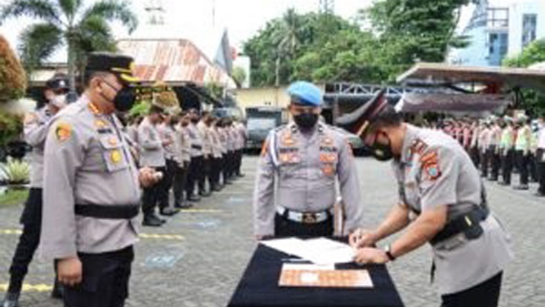 Lantik Kabag Logistik dan Kasat Tahti, Kapolresta Manado Ingatkan Hal Ini Lantik Kabag Logistik dan Kasat Tahti, Kapolresta Manado Ingatkan Hal Ini