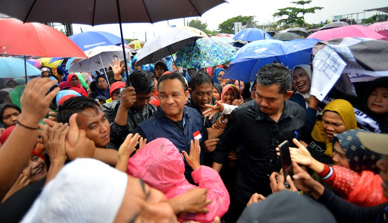 Antusiasme Warga Padang Sambut Anies Baswedan di Tengah Hujan Deras Antusiasme Warga Padang Sambut Anies Baswedan di Tengah Hujan Deras