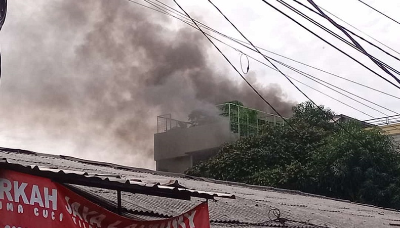 Rumah 3 Lantai di Kembangan Terbakar, Damkar Kerahkan 5 Mobil Pemadam