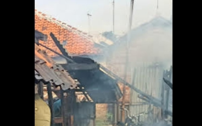 Tertidur saat Masak Air, 3 Rumah di Pemalang Terbakar Tertidur saat Masak Air, 3 Rumah di Pemalang Terbakar