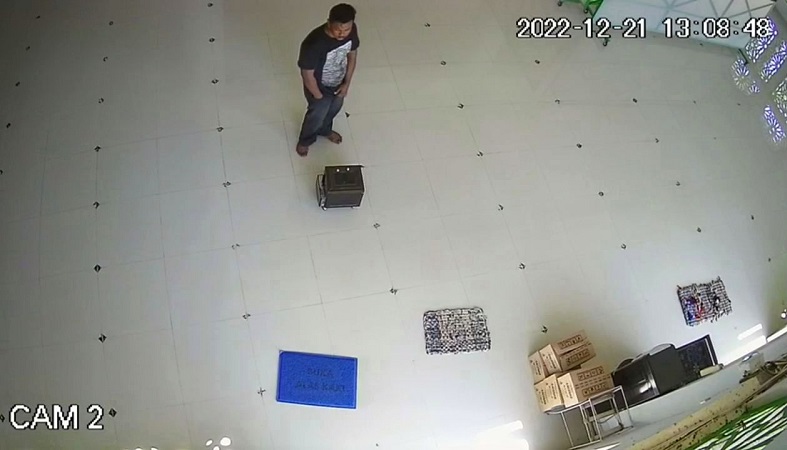 Pura-Pura Salat, Pencuri Terekam CCTV Gasak Kotak Amal Masjid di Kolaka Utara