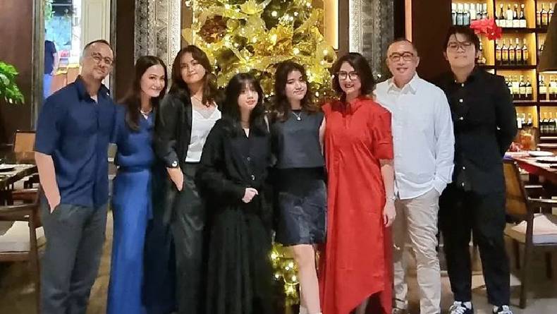 Potret Pasangan Artis Menikah Beda Agama yang Rayakan Natal Bersama ...