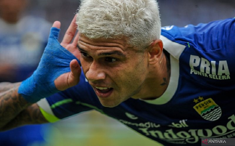 Viral Ciro Alves Acungkan Jari Tengah dan Marc Klok Lempar Botol usai ... Viral Ciro Alves Acungkan Jari Tengah dan Marc Klok Lempar Botol usai ...