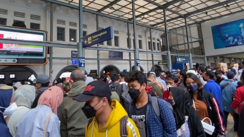 Penumpang Menumpuk di Stasiun Pasar Senen Jakarta Imbas Banjir Semarang
