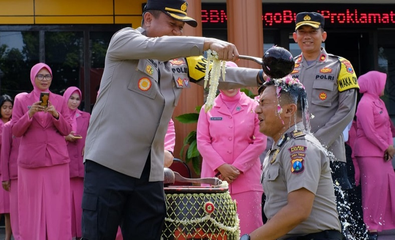 48 Anggota Polres Blitar Dapat Hadiah Kenaikan Pangkat di Tahun Baru