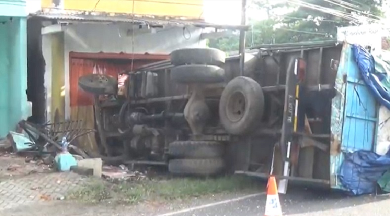 Kemudi Rusak, Truk Kapas di Jombang Tabrak PJU dan Toko hingga Hancur Kemudi Rusak, Truk Kapas di Jombang Tabrak PJU dan Toko hingga Hancur