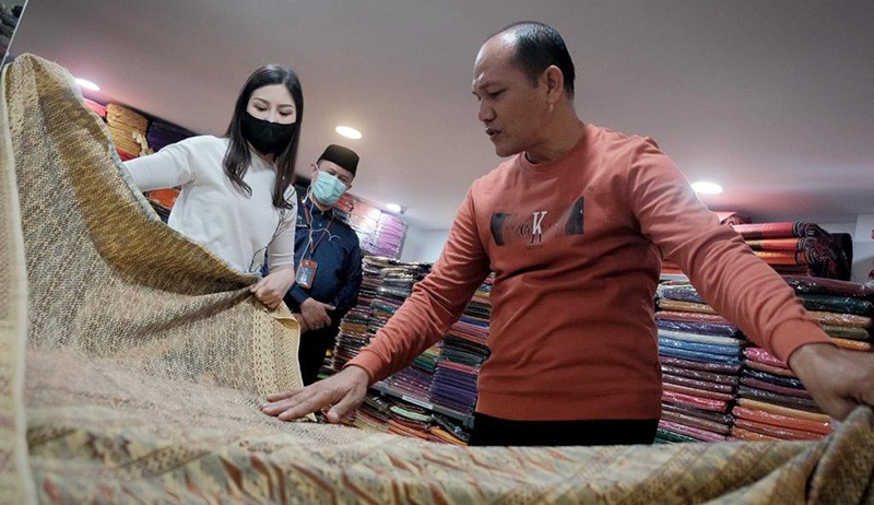 Wamenparekraf Angela Tanoesoedibjo Kunjungi Galeri Ulos Sianipar dan ... Wamenparekraf Angela Tanoesoedibjo Kunjungi Galeri Ulos Sianipar dan ...