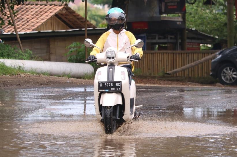 Jalanan Licin, Ini Harus Diperhatikan saat Berkendara Motor di Musim Hujan