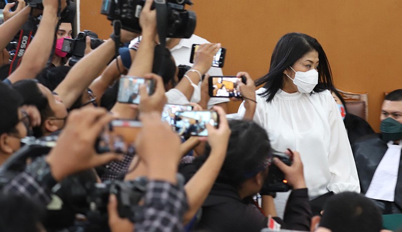 Momen Putri Candrawathi Masuk Ruang Sidang usai Sang Suami Divonis Mati Momen Putri Candrawathi Masuk Ruang Sidang usai Sang Suami Divonis Mati