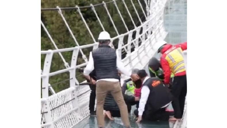 Viral Gubernur Khofifah Terpeleset saat Tinjau Jembatan Kaca Seruni ...