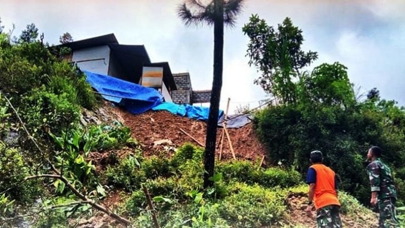 Longsor, Rumah Warga di 2 Kecamatan Trenggalek Tertimpa Tebing