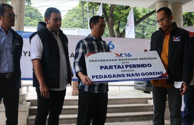 Dapat Bantuan Gerobak Perindo, Pedagang Nasi Goreng: Terima Kasih Dapat Bantuan Gerobak Perindo, Pedagang Nasi Goreng: Terima Kasih