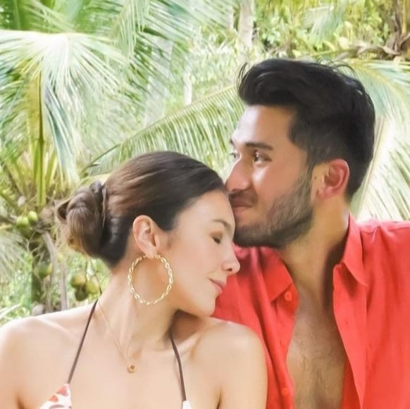 5 Potret Seksi Wulan Guritno Bareng Pacar, Posenya Mirip Prewedding