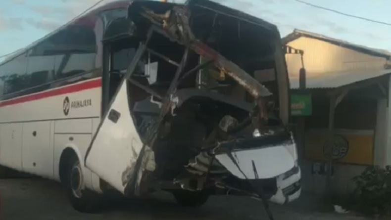 Tabrak Truk Tangki di Jalan Raya Cilegon, Bus Primajasa Ringsek Tabrak Truk Tangki di Jalan Raya Cilegon, Bus Primajasa Ringsek