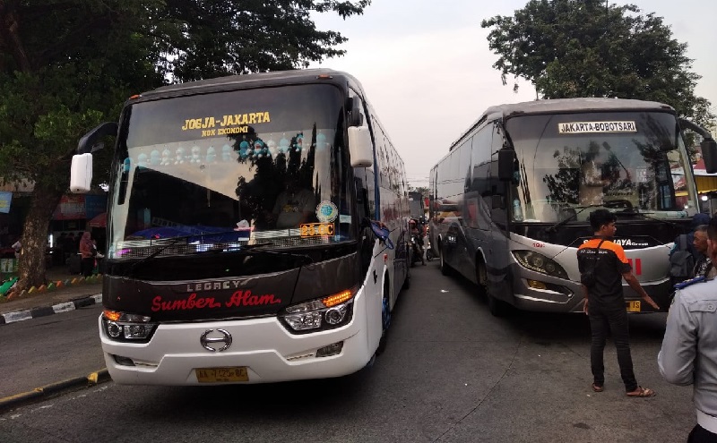 H-1 Cuti Bersama Idul Fitri, Penumpang Bus di Terminal Kalideres ...