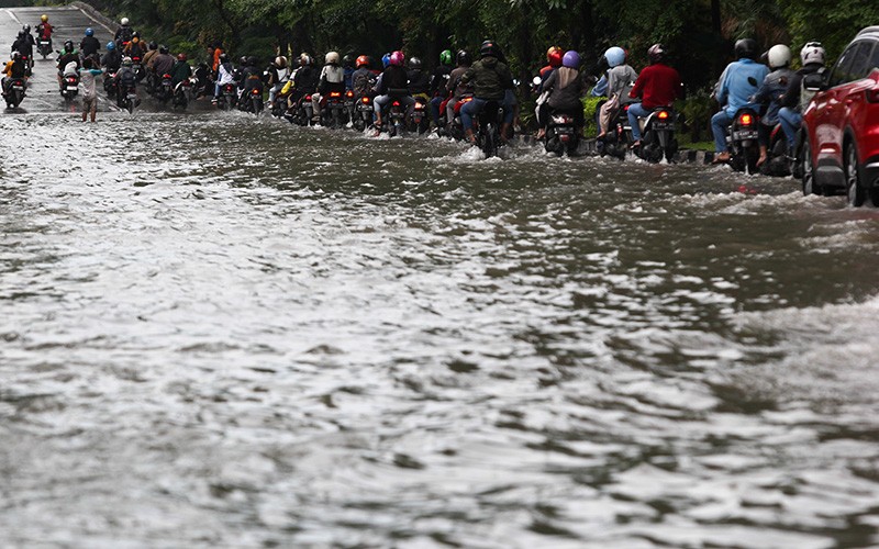 Hujan Deras Jalan Mayjen Sungkono Surabaya Banjir