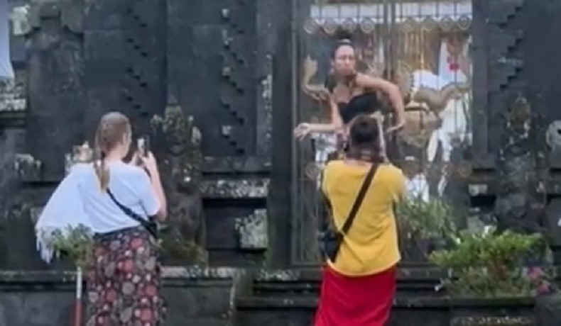 Ditangkap Imigrasi, 3 Bule Rusia Akui Pose Seronok di Pura Besakih