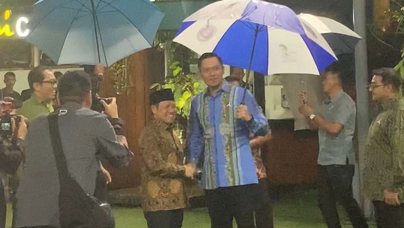 Cak Imin Tiba di Kediaman SBY, Disambut dan Dipayungi AHY